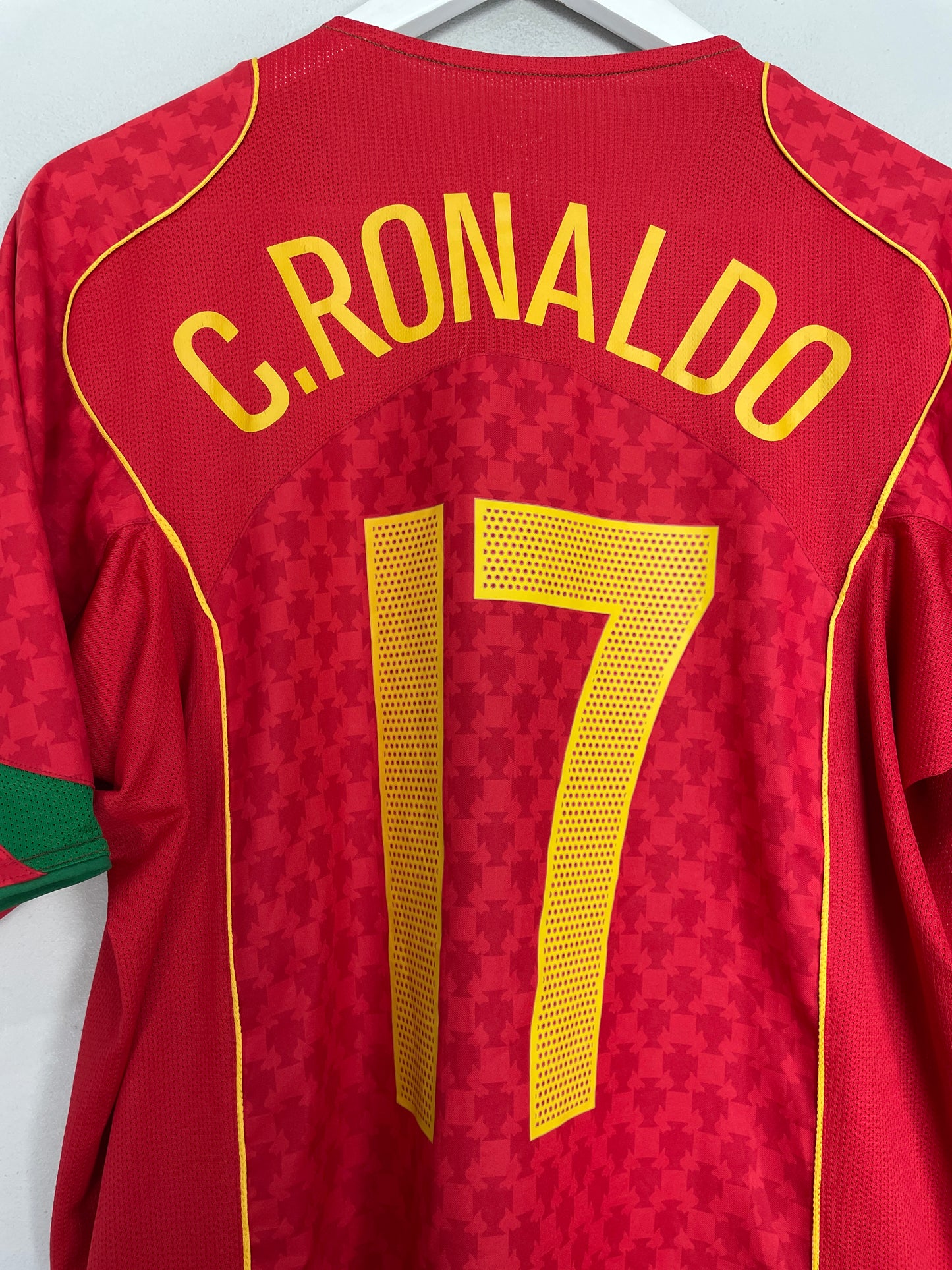 CULT KITS - 2004/06 PORTUGAL C.RONALDO #17 HOME SHIRT (L) NIKE – Cult Kits